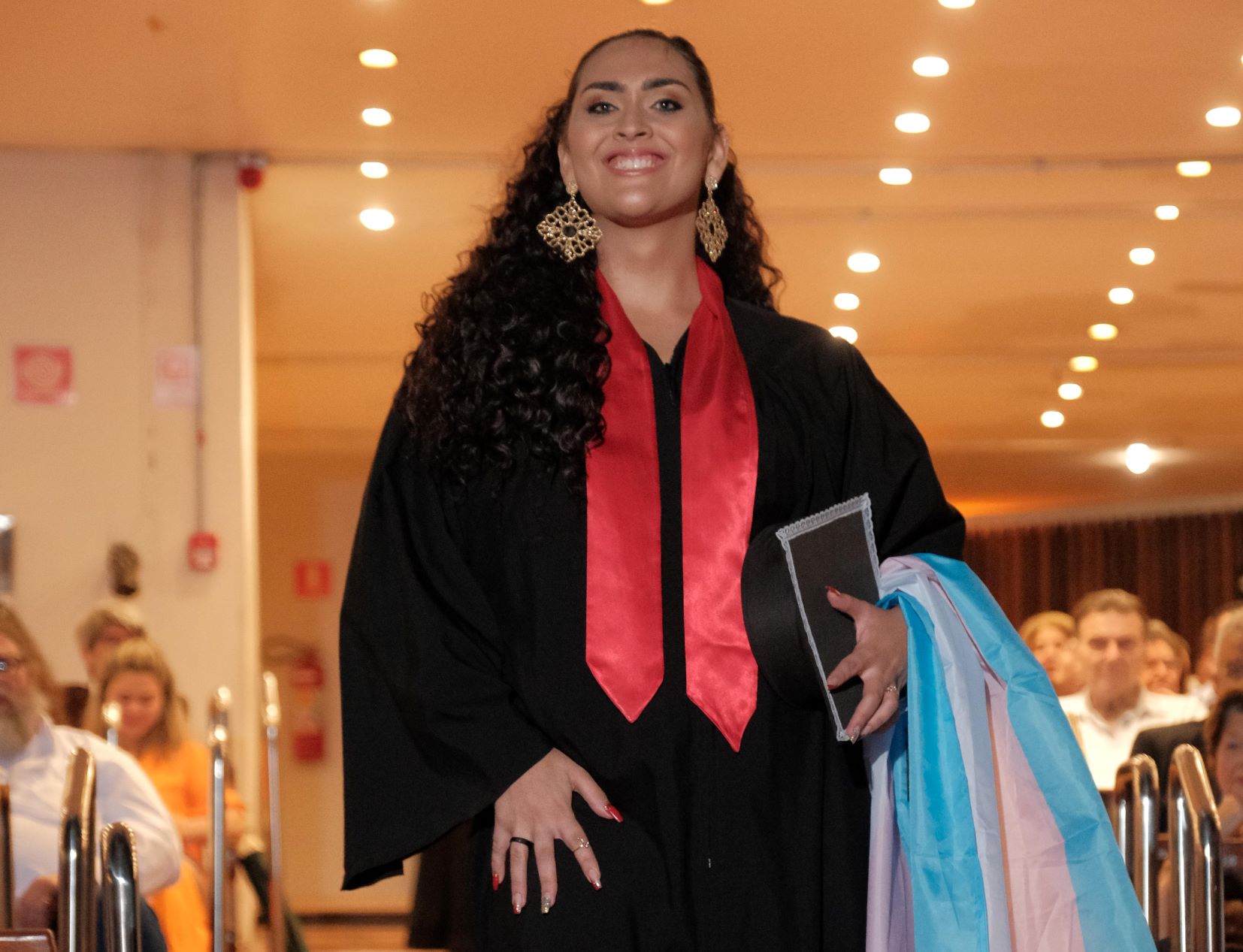 De Itaquera e travesti, Victória Dandara fez história e se forma na USP