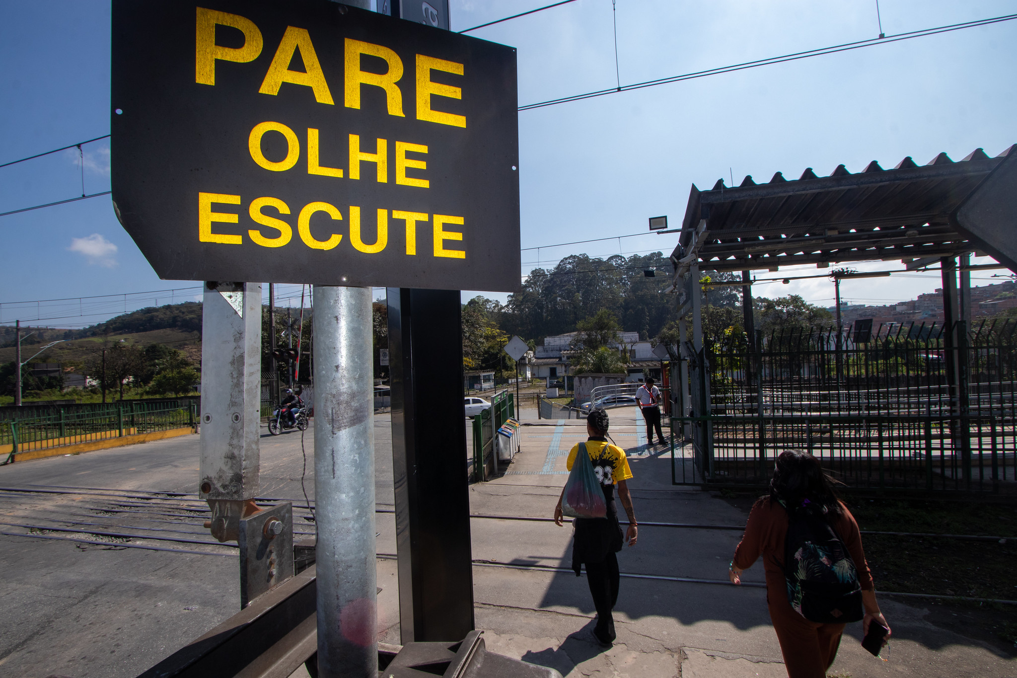 Com 'meia cancela', moradores e motoristas atravessam trilho em Itapevi ...
